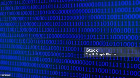 추상적인 데이터 개념입니다 푸른 미래 지향적 인 사이버 공간 디지털 바이너리 코딩의 역사 매트릭스 방식으로 프로그래밍하십시오