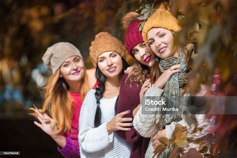 여자 가장 친한 친구는 미소와 자연에서 산책 아웃 도어 라이프 스타일 패션 초상화입니다 긍정적 인 감정 1위에 대한 스톡 사진 및 기타 이미지 Istock