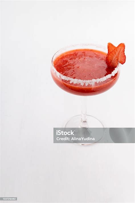 신선한 딸기 마가리타 칵테일 높은 유리 잔 장식 과일 조각 부드러운 밝은 흰색 나무 테이블에 설탕 림 상단 보기 수직 0명에 대한 스톡 사진 및 기타 이미지 Istock