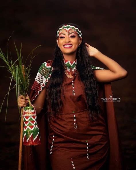 Oromo Woman Prepare For Irreecha 2021 Create Outfits Ethiopian Beauty Women
