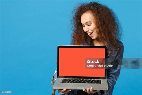 데님 옷 배낭 작업에 젊은 아프리카계 미국인 소녀 십 대 학생 블루 벽 배경 스튜디오 초상화에 고립 된 Pc에 고등학교 대학 대학 개념에서 교육 복사 공간을 모의 가방에