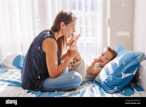 Mutter und sohn küssen im bett Fotos und Bildmaterial in hoher