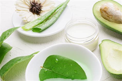 천연 알로에 베라와 아보카도 화장품 핸드메이드 스킨 케어 제품 얼굴 치료 준비 및 피부 상쾌한 크림 배경 천연 화장품과 플랫 레이 조성물 건강관리와 의술에 대한 스톡 사진