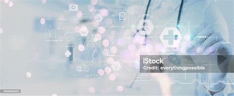 현대 컴퓨터를 사용하는 의학 의사는 인터페이스에 환자의 가상 전자 의료 기록을 진단 현대 가상 스크린 Dna 의료 기술 및 미래 개념에 디지털 의료 및 네트워크 Dna에