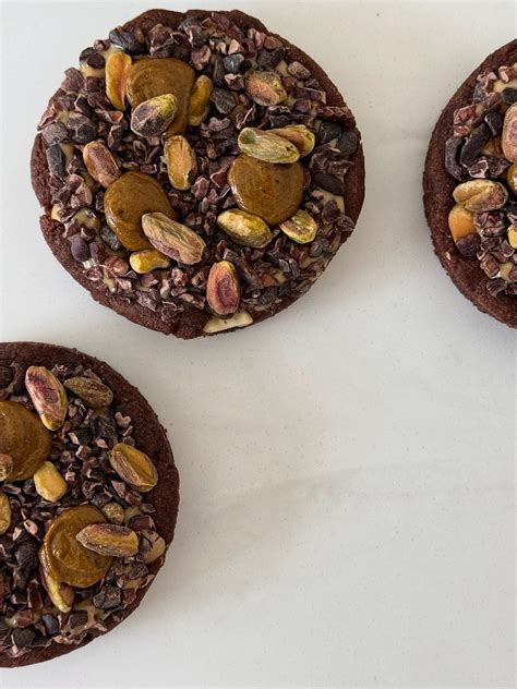 파티세리 송버드 이번 시즈널 케이크는 바닐라 케이크입니다 바닐라 크림 바닐라 쿠키 바닐라 케이크 바닐라 프랄린 그리고 카라멜로 구성된 재품입니다 4~5인용으로