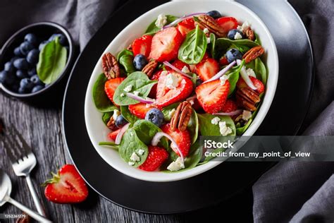 피칸 견과류와 부서진 페타 치즈를 곁들인 딸기 블루베리 시금치 샐러드 0명에 대한 스톡 사진 및 기타 이미지 0명 건강한 식생활 검은색 Istock