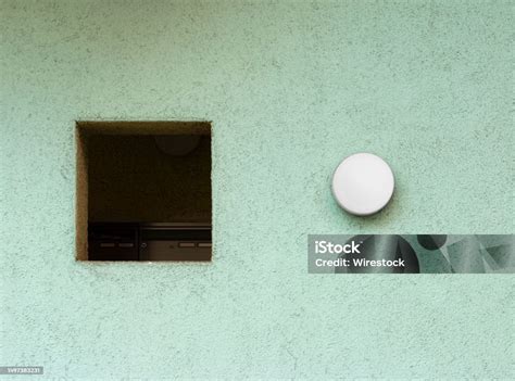 정사각형 구멍과 벽에 있는 둥근 물체 조명에 적합하고 제공하도록 설계되었습니다 0명에 대한 스톡 사진 및 기타 이미지 0명 구멍 그림자 Istock