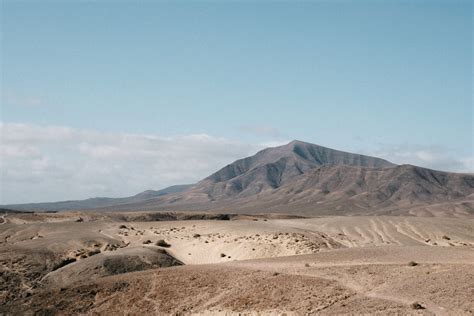 가뭄 건조한 경치 경치가 좋은 고립된 고요한 광야 광활한 기후 날 것 땅 때묻지 않은 뜨거운 맑은 하늘 먼지 메마른 모래 모래 언덕 모험