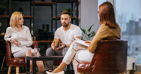 백인 부부는 가족 내부의 전문 심리학자 상황을 설명하고 조언을 듣고 문제를 해결하는 방법을 설명합니다 여성 심리학자는 자신의 현대적인 사무실에서 환자와의 대화를 훌륭하게
