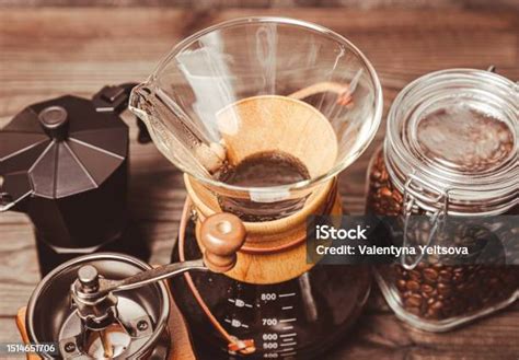 Chemex를 사용하여 커피를 준비하고 커피 메이커와 물방울 주전자를 붓습니다 커피를 양조하는 다른 방법 커피숍 개념입니다 크림을 곁들인 크리미 라떼 바닐라 라프 0명에