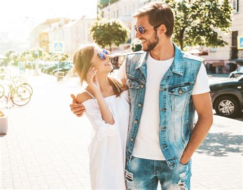 아름다운 소녀와 그녀의 잘 생긴 남자 친구 웃고 무료 사진