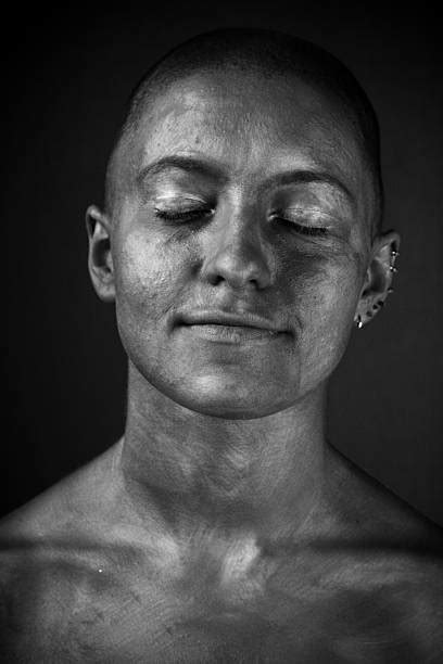 90 Shaved Head Women Pierced Human Head Photos Taleaux Et Images