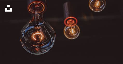 희미한 빛에서 켜진 투명 유리 전구 사진 Unsplash의 무료 어둠 이미지