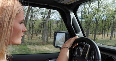 숲이 우거진 도로를 따라 오프로드 차량을 운전하는 젊은 여성 25 29세에 대한 스톡 사진 및 기타 이미지 25 29세 4x4 자동차 개성 개념 Istock