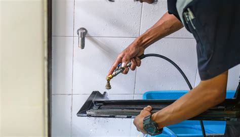 구획 에어컨 내부의 더러운 청소공 시스템 에어컨 시스템의 기술 깨끗한 금형을 세척하는 수리공 건강하지 못한 생활방식에 대한 스톡