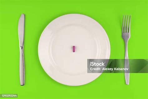 한 알 약 밝은 녹색 색상 배경에 접시에 약물 식이 요법과 건강한 식습관 체중 감량의 개념 음식 대신 비타민의 개념 개념에 대한 스톡 사진 및 기타 이미지 Istock