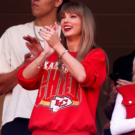 Taylor Swift Wears 87 Bracelet While Cheering On Travis Kelce Us Weekly