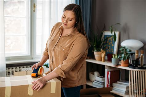 이사 웃는 플러스 크기 여자는 덕트 테이프와 골판지 상자를 밀봉 30 34세에 대한 스톡 사진 및 기타 이미지 30 34세