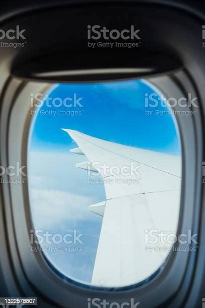 푸른 하늘과 하얀 구름의 배경에 창 구멍을 통해 비행기 날개 분위기 차가운 색상 토닝 수직 여행 콘텐츠 0명에 대한 스톡 사진 및 기타 이미지 Istock