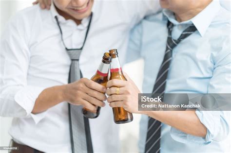 퇴근 후 한잔 하는 데 축 하 하는 동료의 클로즈업 그들의 맥주 병을 들고와 서 2명에 대한 스톡 사진 및 기타 이미지 2명 남자 남자 사업가 Istock