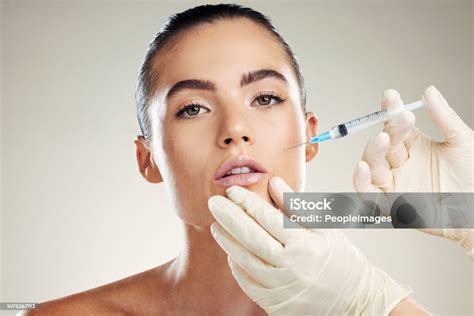 스킨케어 콜라겐 의료 전문가의 입술에 주사를 맞은 여성의 초상화 스튜디오에서 노화 방지 치료 아름다움 모델 및 미적 얼굴 입술