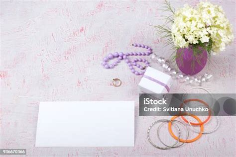 컴퓨터 수 국 부케 클립보드와 작업 영역입니다 여자의 패션 악세사리 핑크 배경에 고립입니다 플랫이 하다 상위 뷰 사무실 책상 0명에 대한 스톡 사진 및 기타 이미지 Istock