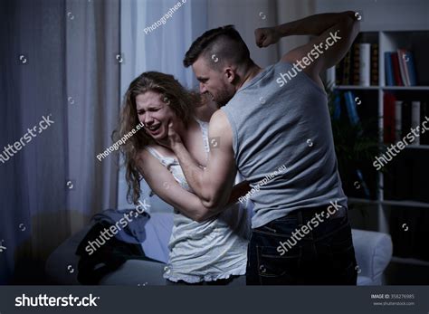 Hombre Golpeando A Mujer M S De Fotos De Stock Con Licencia Libres De Regal As