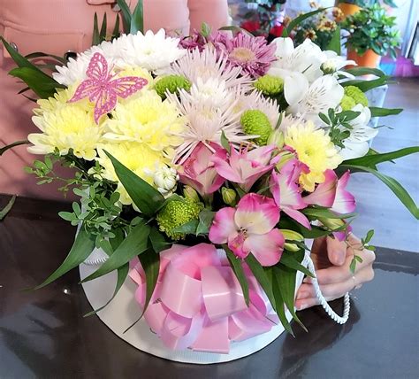 Аранжировка с естествени цветя в кутия