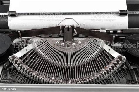 빈 종이 시트와 빈티지 타자기의 클로즈업 사진 텍스트의 복사 공간을 배치합니다 블로깅에 대한 스톡 사진 및 기타 이미지 블로깅 헤딩 편집자 Istock
