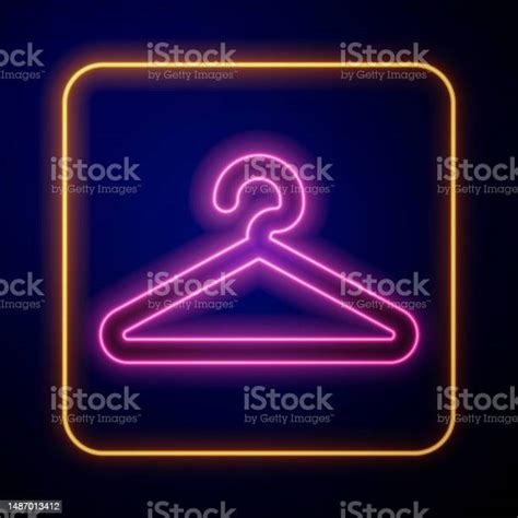 검은 색 배경에 고립 된 빛나는 네온 행거 옷장 아이콘 망토룸 아이콘입니다 의류 서비스 기호 세탁 걸이 표지판 벡터 소매 소비자