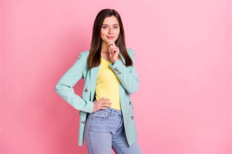 파스텔 핑크 컬러 배경에 고립 된 손 허리 턱을 잡고 있는 매력적인 예쁜 젊은 여성의 사진 갈색 머리에 대한 스톡 사진 및 기타