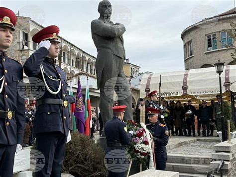 Във Велико Търново бяха отбелязани 171 години от рождението на Стефан Стамболов с военен ритуал