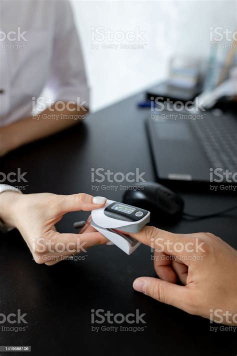 여성 의사는 클리닉에서 환자를위한 맥박 산소 측정기 혈액 산소 포화도에 의해 측정합니다 산소 포화도 측정기에 대한 스톡 사진 및 기타 이미지 산소 포화도 측정기 2명