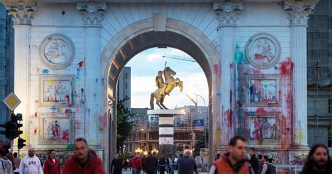 Кој гледа „обоена револуција“ во Србија