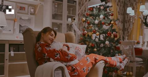 회색 패딩 안락 의자에 앉아있는 주황색 긴팔 셔츠를 입은 여자의 얕은 초점 사진 사진 Unsplash의 무료 빨강 이미지