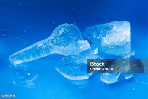파란색 배경에 깨끗하고 투명하며 자연스러운 얼음이 부서진 병 순도 와 신선도 컨셉 아이스 드링크 깨짐에 대한 스톡 사진 및 기타 이미지 Istock