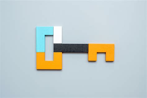 기하학적 화려한 나무 퍼즐 조각의 주요 모양 논리적 사고 비즈니스 논리 수수께끼 결정 솔루션 합리적 사명 성공 목표 및 전략 개념 0명에 대한 스톡 사진 및 기타 이미지