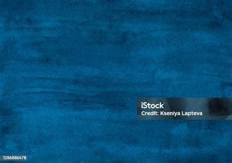 수채화 어두운 잉크 블루 배경 텍스처 종이에 얼룩 손으로 그린 진한 파란색 수채화 배경 수채화에 대한 스톡 사진 및 기타 이미지 Istock