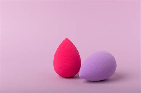 뷰티 블렌더 배경에 화려한 아름다움 스폰지입니다 파운데이션 및 컨실러와 같은 제품을 적용하고 블렌딩하기 위한 화장품 도구 복사 공간 텍스트를 위한 위치입니다 0명에 대한