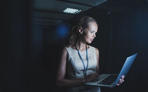 노트북을 사용하여 일상적인 유지 보수 점검 및 진단 서버 랙을 수행하는 It 엔지니어 25 29세에 대한 스톡 사진 및 기타 이미지 25 29세 가상현실 공학