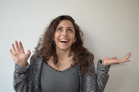 무료 이미지 사람들 소녀 여자 사진술 초상화 모델 손가락 레이디 표정 미소 명음 피부 아름다움 감정