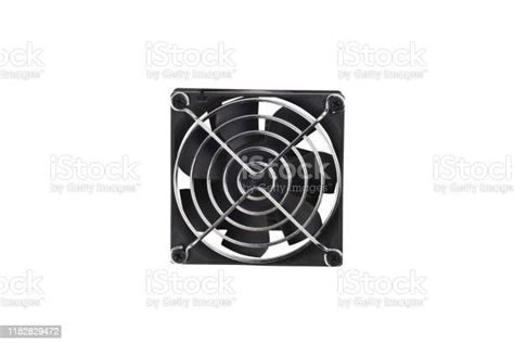 데스크톱 컴퓨터 또는 냉각 프로세서와 흰색 배경에 고립 된 다른 구성 요소에 대 한 노트북에 대 한 하나의 검은 플라스틱 팬