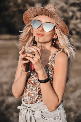 여름 차가운 음료와 세련된 모자에 아름다운 젊은 여성은 야외에서 재미를 가지고있다 20 24세에 대한 스톡 사진 및 기타 이미지 20 24세 들 마실 것 Istock