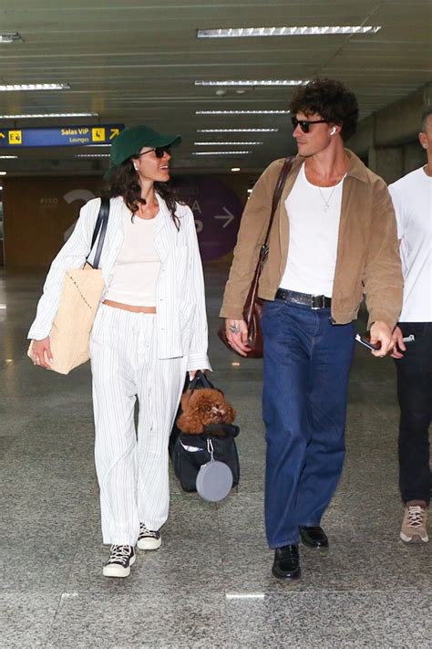 Bruna Marquezine E Shawn Mendes Reaparecem Juntos Em Aeroporto No Rio