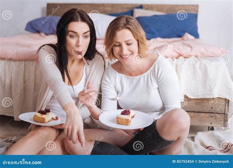 Due Amici Che Imbrogliano Intorno Durante La Prima Colazione Fotografia