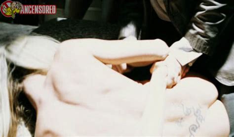 Nackte Stormy Shuff In Shooting Gallery