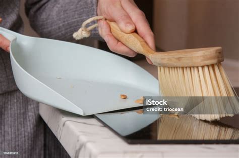 작은 빗자루와 쓰레받기로 아파트를 청소하는 여성의 손 이미지 닫기 가사 집안일에 대한 스톡 사진 및 기타 이미지 가사 집안일 가정 생활 가정용 장비 Istock