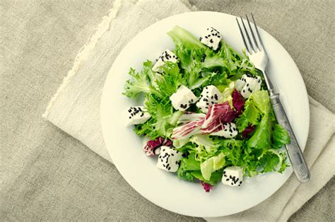 그린 샐러드와 시금치 Frisee Arugula Radicchio Feta 치즈 푸른 나무 배경에 검은 참 깨 씨앗 0명에 대한 스톡 사진 및 기타 이미지 Istock