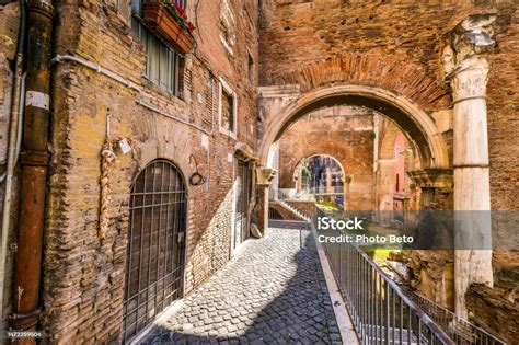 로마의 유대인 게토 중심부에있는 포르 티코 도타 비아 의 로마 사원을 엿볼 수 있습니다 로마 이탈리아에 대한 스톡 사진 및 기타 이미지 Istock