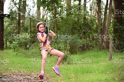 나무 꼭대기 모험 등반 중에 날아다니는 여우 집라인에서 미끄러지는 어린 소녀 등정에 대한 스톡 사진 및 기타 이미지 등정 안전 8 9 살 Istock